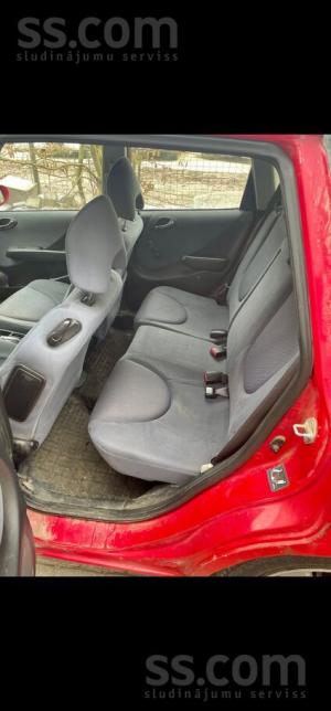 Red Honda Jazz 2005 in Riga, with an engine capacity of 1.30 L and mileage of 290 thousand km for 650 €, photo 8 on AUTOMOTO.COM.LV
