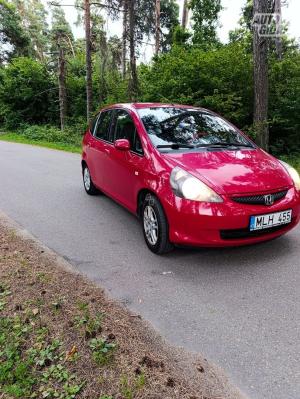 Sarkans Honda Jazz 2005 Radviliškis, ar dzinēja tilpumu 1.20 L un nobraukumu 227 tūkst. km par 850 €, foto  vietnē AUTOMOTO.COM.LV