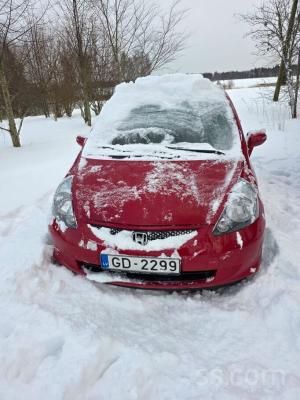 Red Honda Jazz 2006 in Riga, with an engine capacity of 1.30 L and mileage of 154 thousand km for 300 €, photo  on AUTOMOTO.COM.LV