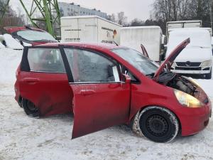 Red Honda Jazz 2006 in Riga, with an engine capacity of 1.40 L and mileage of 0 thousand km for 830 €, photo 4 on AUTOMOTO.COM.LV