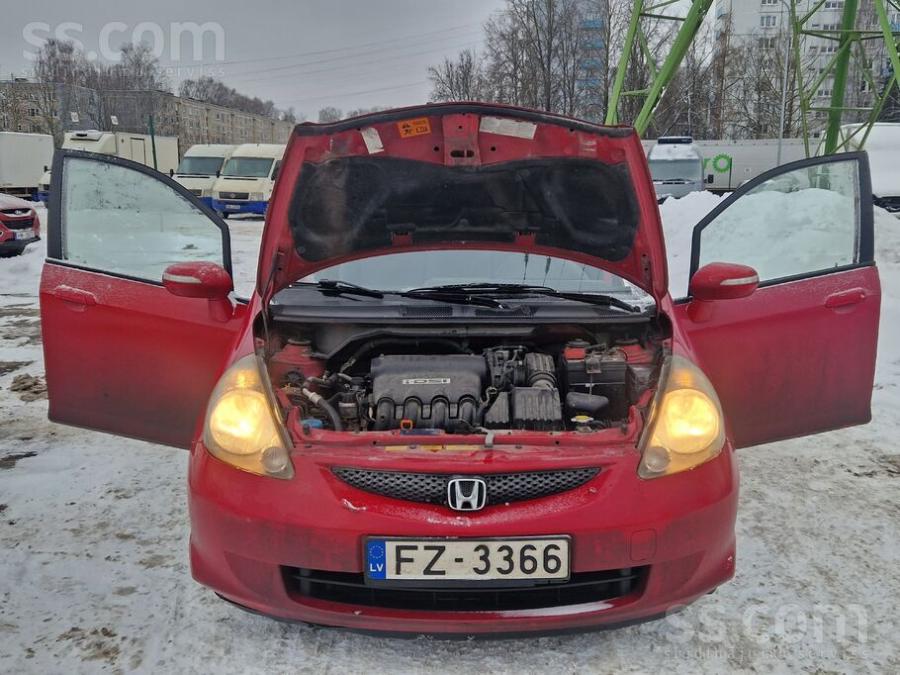 Red Honda Jazz 2006 in Riga, with an engine capacity of 1.40 L and mileage of 0 thousand km for 830 €, photo 6 on AUTOMOTO.COM.LV