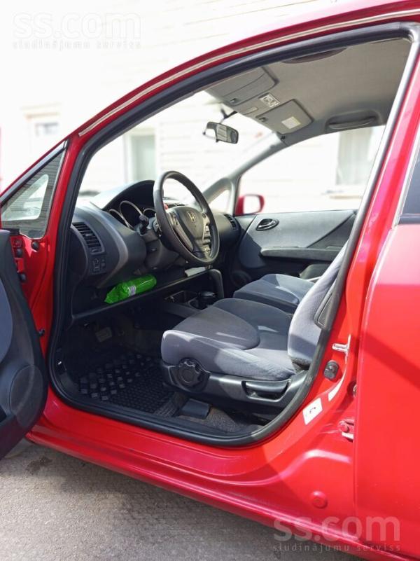 Sarkans Honda Jazz 2006 Ogre, ar dzinēja tilpumu 1.40 L un nobraukumu 172 tūkst. km par 1800 €, foto 5 vietnē AUTOMOTO.COM.LV
