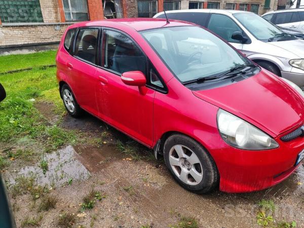 Honda Jazz 2006 in Jelgava on AUTOMOTO.COM.LV Red Honda Jazz 2006 in Jelgava, with an engine capacity of 1.40 L and mileage of 187 thousand km for 1500 €, photo 4 on AUTOMOTO.COM.LV