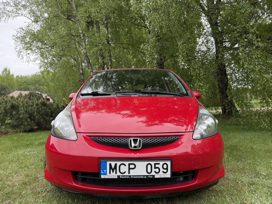 Red Honda Jazz 2007 in Siauliai, with an engine capacity of 1.20 L and mileage of 94 thousand km for 1900 €, photo 3 on AUTOMOTO.COM.LV