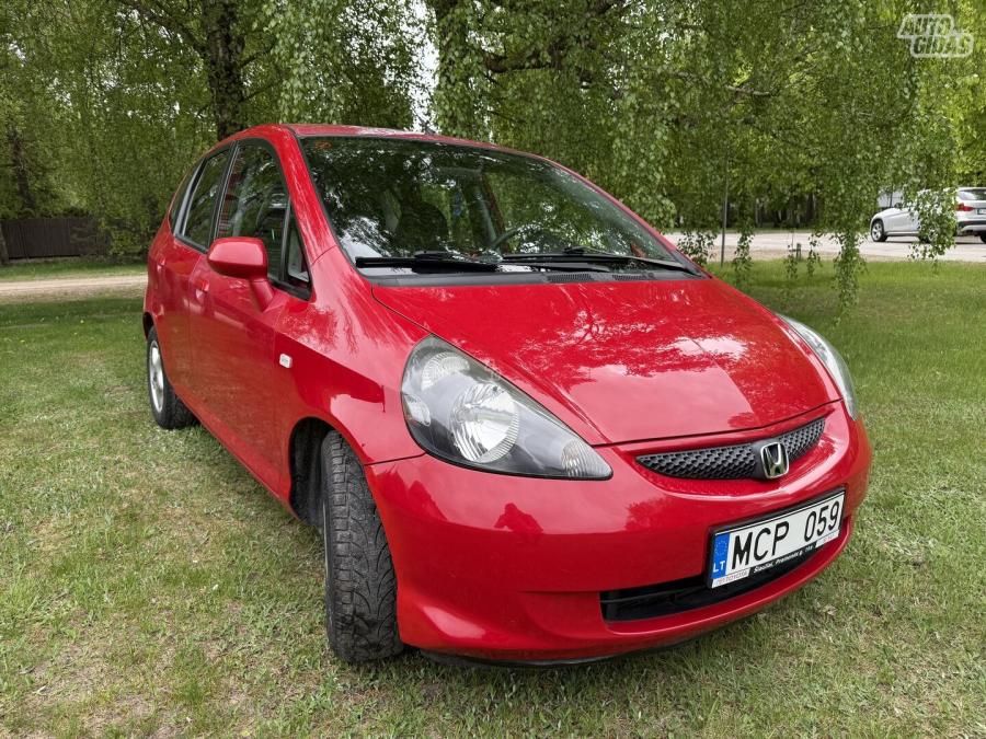 Red Honda Jazz 2007 in Siauliai, with an engine capacity of 1.20 L and mileage of 94 thousand km for 1900 €, photo 4 on AUTOMOTO.COM.LV