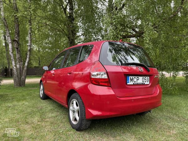 Sarkans Honda Jazz 2007 Šauļi, ar dzinēja tilpumu 1.20 L un nobraukumu 94 tūkst. km par 1900 €, foto 4 vietnē AUTOMOTO.COM.LV