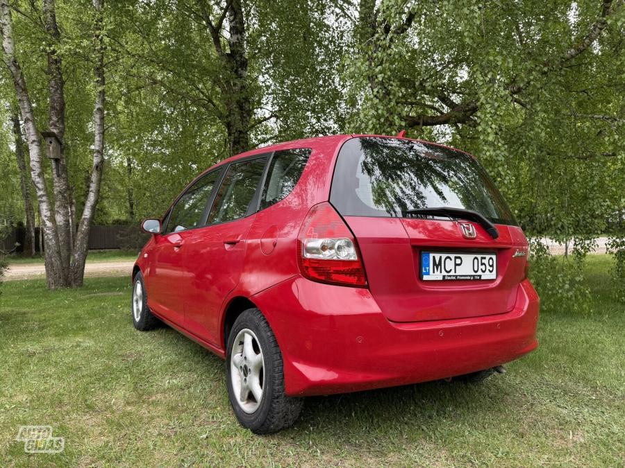 Red Honda Jazz 2007 in Siauliai, with an engine capacity of 1.20 L and mileage of 94 thousand km for 1900 €, photo 5 on AUTOMOTO.COM.LV