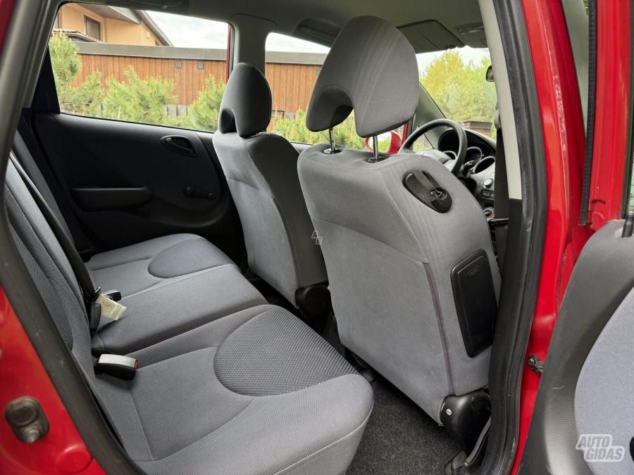 Red Honda Jazz 2007 in Siauliai, with an engine capacity of 1.20 L and mileage of 94 thousand km for 1900 €, photo 12 on AUTOMOTO.COM.LV