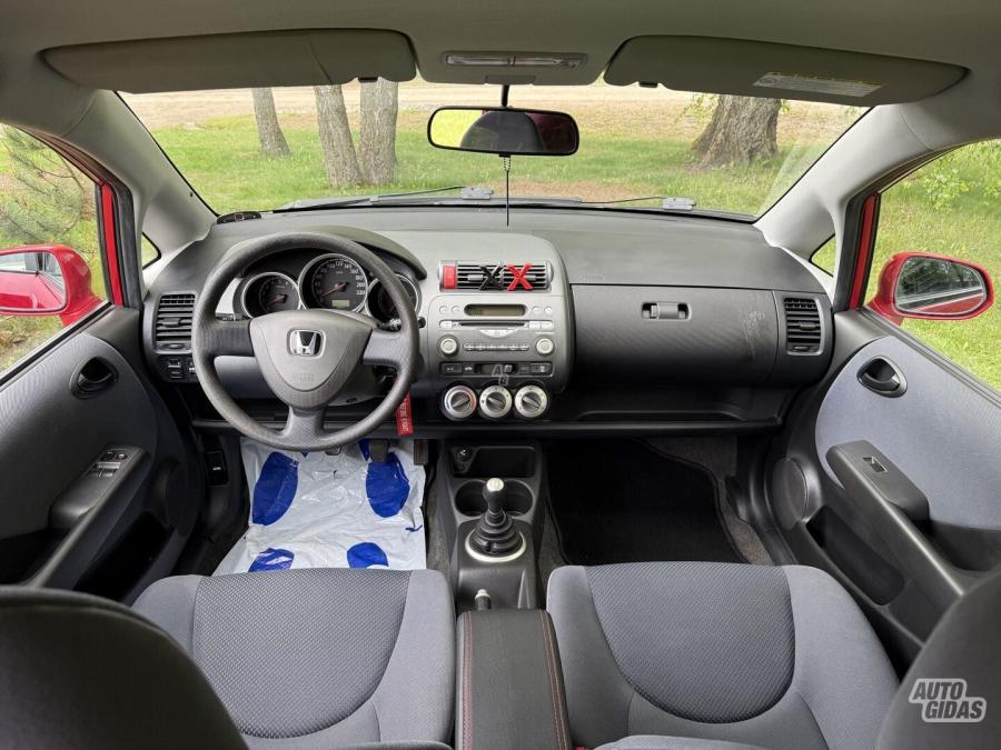 Red Honda Jazz 2007 in Siauliai, with an engine capacity of 1.20 L and mileage of 94 thousand km for 1900 €, photo 13 on AUTOMOTO.COM.LV
