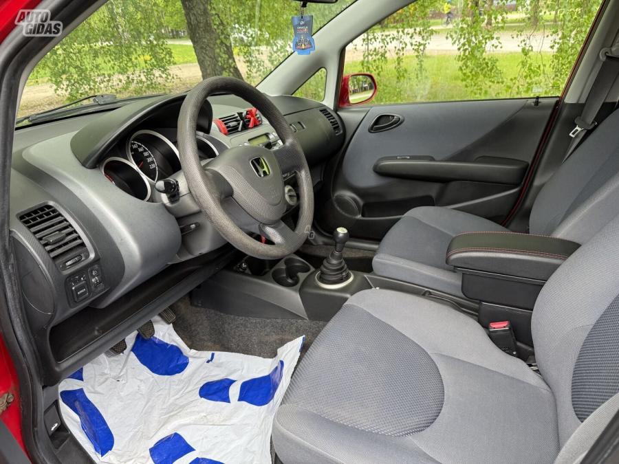 Red Honda Jazz 2007 in Siauliai, with an engine capacity of 1.20 L and mileage of 94 thousand km for 1900 €, photo 14 on AUTOMOTO.COM.LV