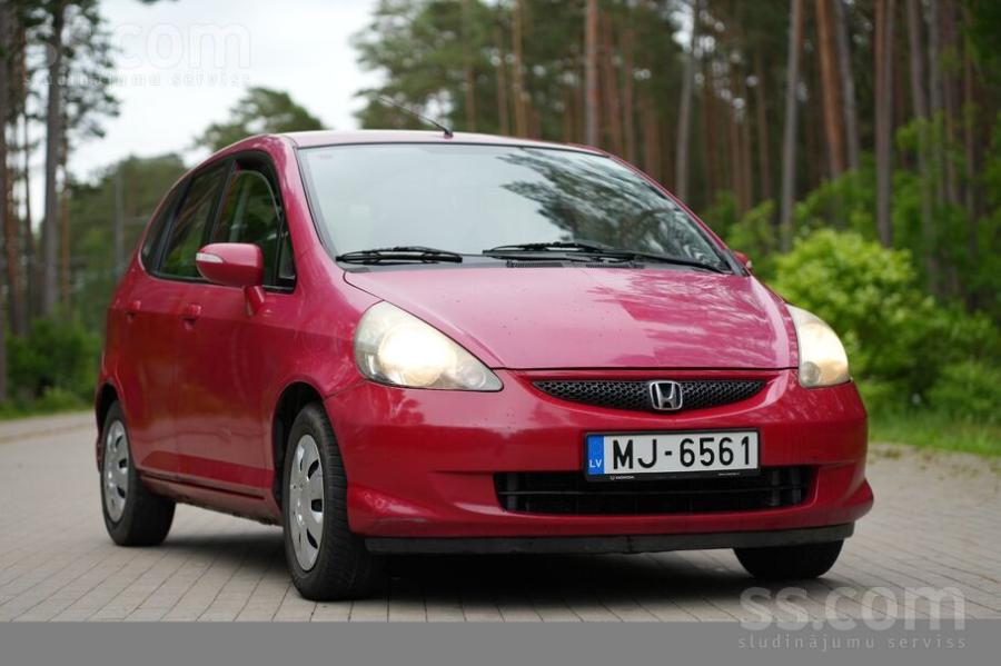 Red Honda Jazz 2007 in Riga, with an engine capacity of 1.40 L and mileage of 233 thousand km for 1500 €, photo 1 on AUTOMOTO.COM.LV