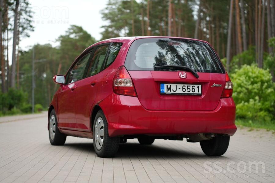 Red Honda Jazz 2007 in Riga, with an engine capacity of 1.40 L and mileage of 233 thousand km for 1500 €, photo 4 on AUTOMOTO.COM.LV