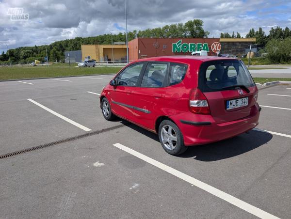 Red Honda Jazz 2008 in Klaipeda, with an engine capacity of 1.20 L and mileage of 298 thousand km for 999 €, photo 5 on AUTOMOTO.COM.LV