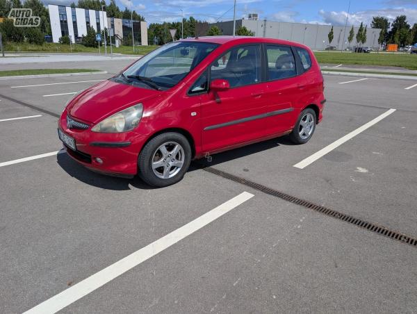 Red Honda Jazz 2008 in Klaipeda, with an engine capacity of 1.20 L and mileage of 298 thousand km for 999 €, photo 6 on AUTOMOTO.COM.LV