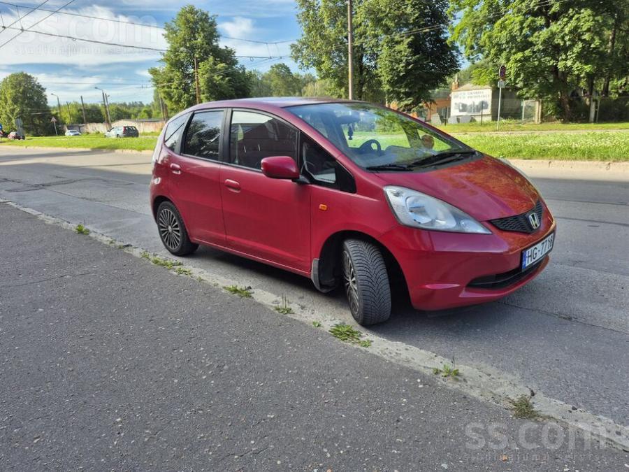 Red Honda Jazz 2009 in Riga, with an engine capacity of 1.20 L and mileage of 141 thousand km for 2200 €, photo 2 on AUTOMOTO.COM.LV