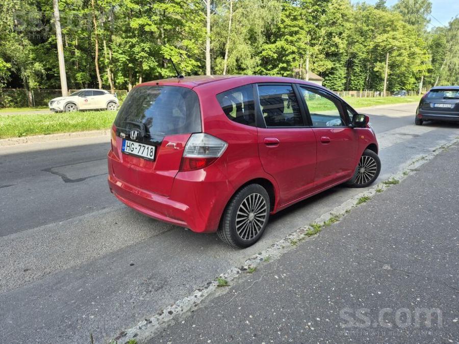 Red Honda Jazz 2009 in Riga, with an engine capacity of 1.20 L and mileage of 141 thousand km for 2200 €, photo 3 on AUTOMOTO.COM.LV