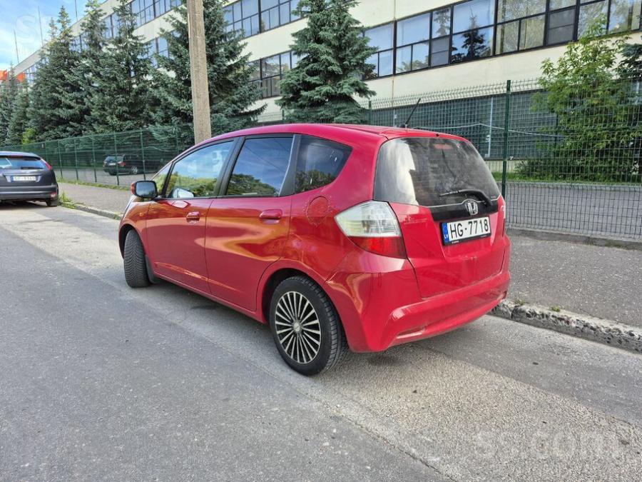 Red Honda Jazz 2009 in Riga, with an engine capacity of 1.20 L and mileage of 141 thousand km for 2200 €, photo 4 on AUTOMOTO.COM.LV