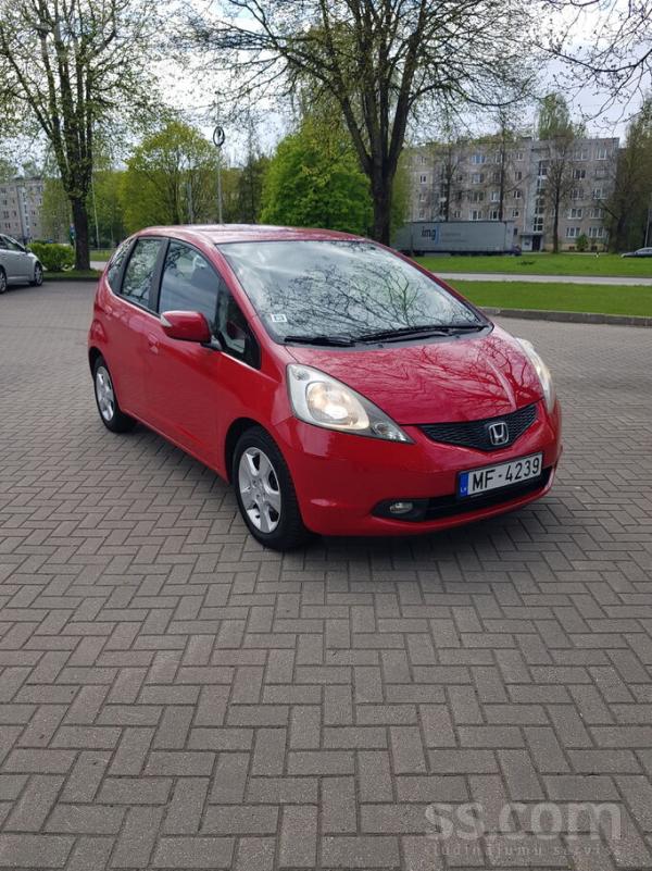 Red Honda Jazz 2010 in Riga, with an engine capacity of 1.30 L and mileage of 116 thousand km for 1550 €, photo 2 on AUTOMOTO.COM.LV