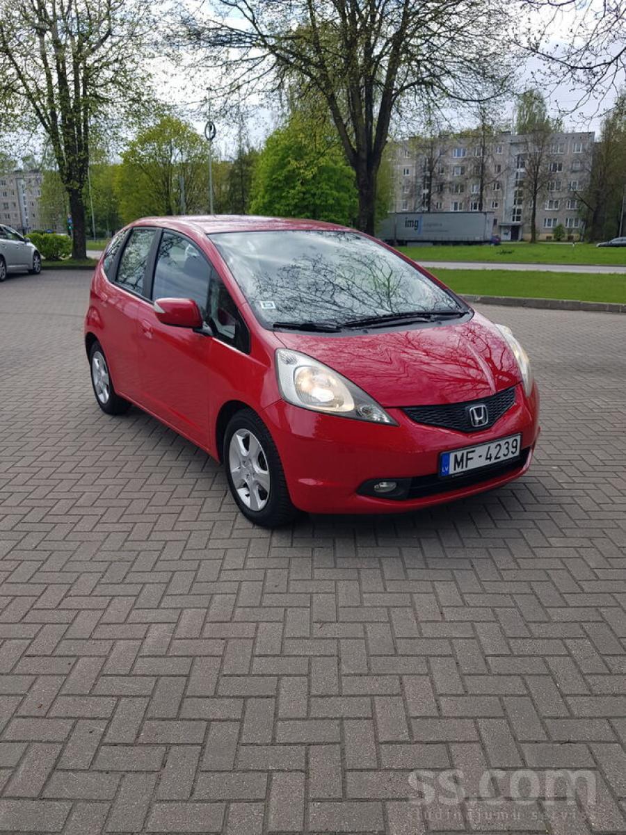 Red Honda Jazz 2010 in Riga, with an engine capacity of 1.30 L and mileage of 116 thousand km for 1550 €, photo 2 on AUTOMOTO.COM.LV