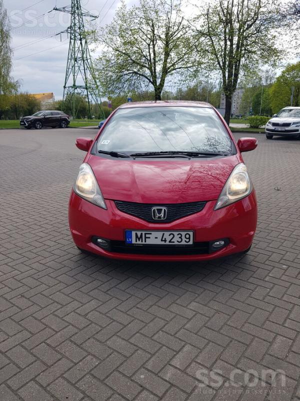 Red Honda Jazz 2010 in Riga, with an engine capacity of 1.30 L and mileage of 116 thousand km for 1550 €, photo 3 on AUTOMOTO.COM.LV