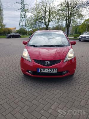 Red Honda Jazz 2010 in Riga, with an engine capacity of 1.30 L and mileage of 116 thousand km for 1550 €, photo 3 on AUTOMOTO.COM.LV