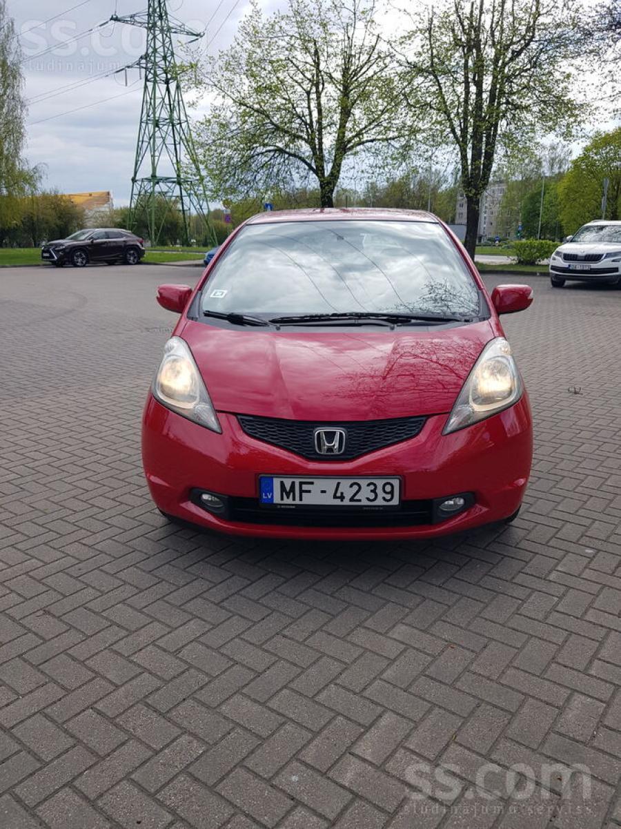 Red Honda Jazz 2010 in Riga, with an engine capacity of 1.30 L and mileage of 116 thousand km for 1550 €, photo 3 on AUTOMOTO.COM.LV