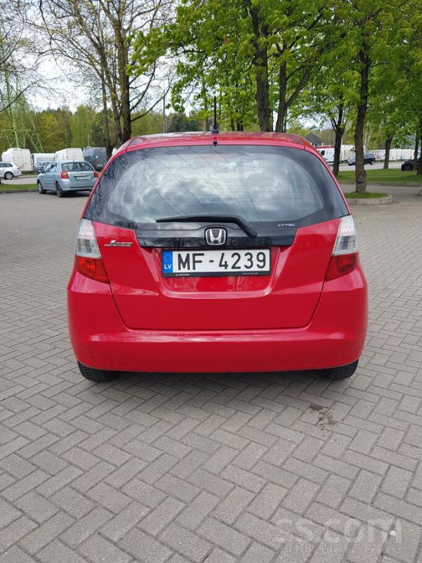 Red Honda Jazz 2010 in Riga, with an engine capacity of 1.30 L and mileage of 116 thousand km for 1550 €, photo 5 on AUTOMOTO.COM.LV