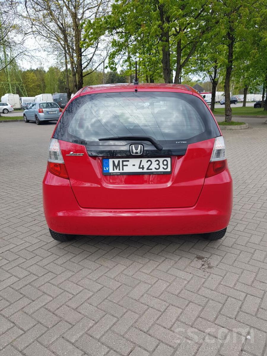 Red Honda Jazz 2010 in Riga, with an engine capacity of 1.30 L and mileage of 116 thousand km for 1550 €, photo 5 on AUTOMOTO.COM.LV