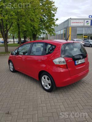 Red Honda Jazz 2010 in Riga, with an engine capacity of 1.30 L and mileage of 116 thousand km for 1550 €, photo 6 on AUTOMOTO.COM.LV