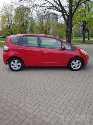 Red Honda Jazz 2010 in Riga, with an engine capacity of 1.30 L and mileage of 116 thousand km for 1550 €, photo 8 on AUTOMOTO.COM.LV