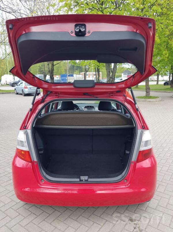 Red Honda Jazz 2010 in Riga, with an engine capacity of 1.30 L and mileage of 116 thousand km for 1550 €, photo 9 on AUTOMOTO.COM.LV