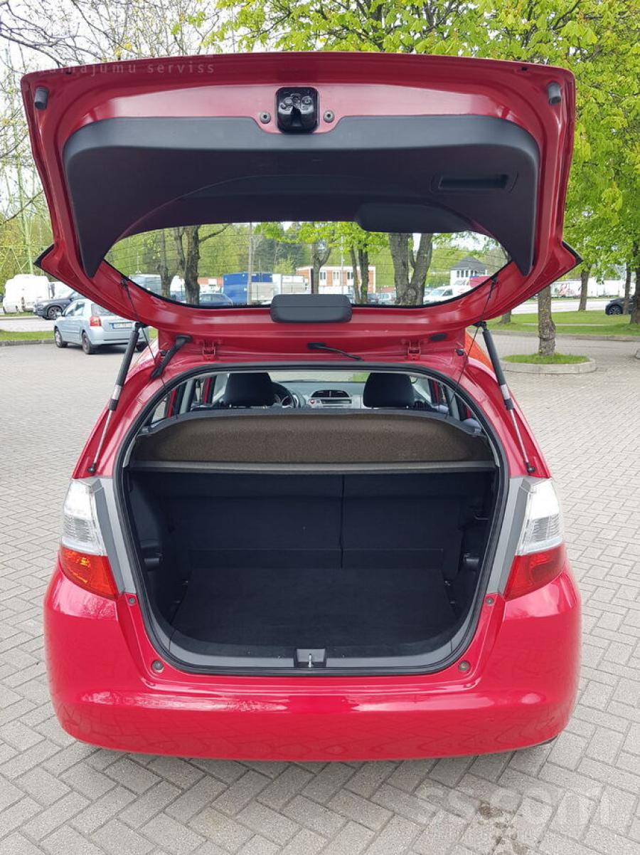 Red Honda Jazz 2010 in Riga, with an engine capacity of 1.30 L and mileage of 116 thousand km for 1550 €, photo 9 on AUTOMOTO.COM.LV