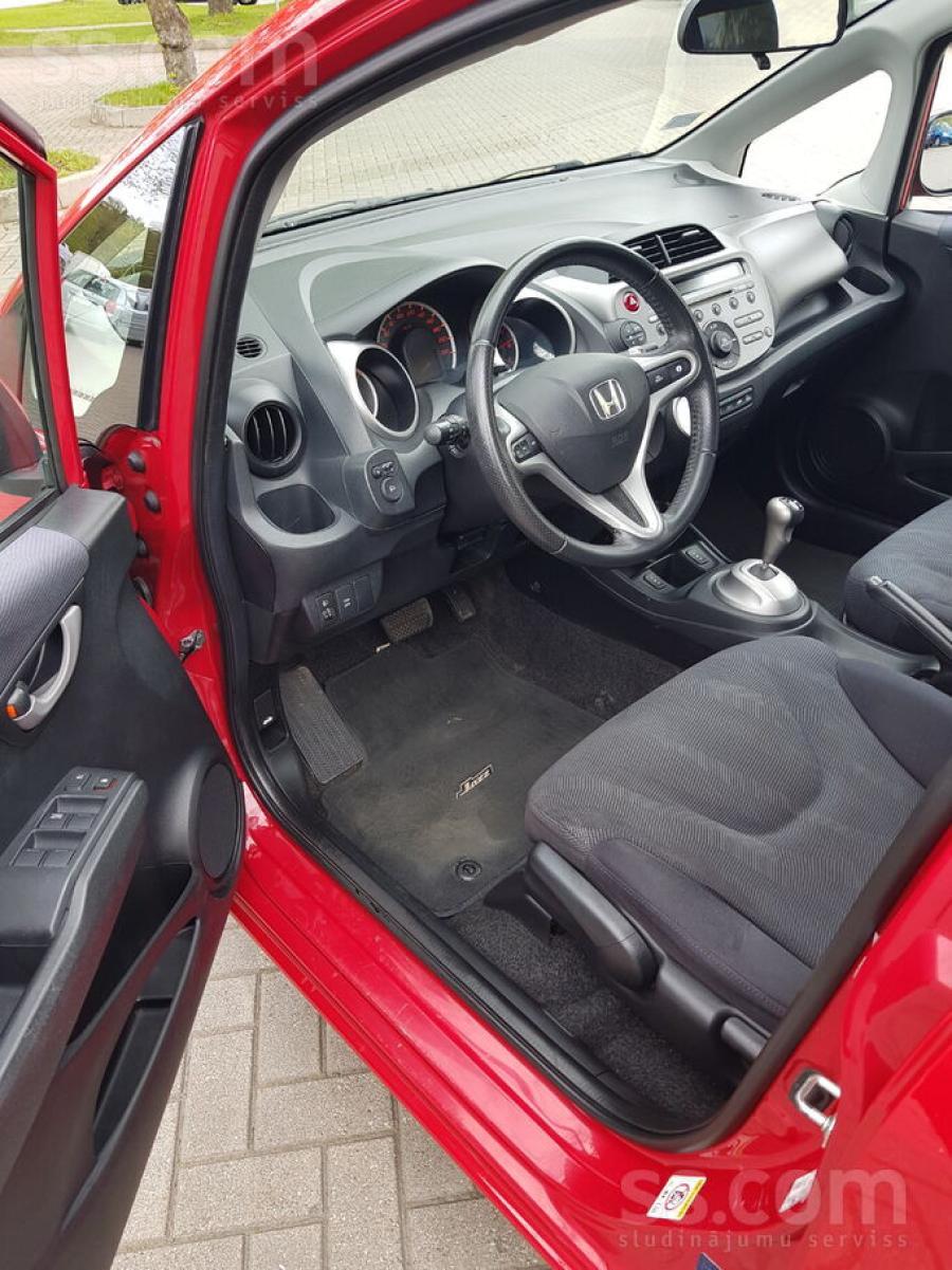 Red Honda Jazz 2010 in Riga, with an engine capacity of 1.30 L and mileage of 116 thousand km for 1550 €, photo 18 on AUTOMOTO.COM.LV