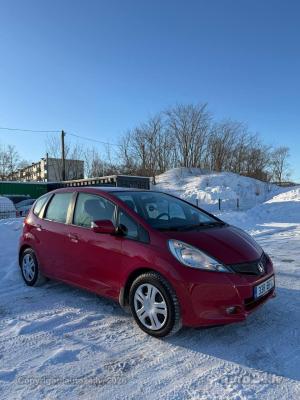 Red Honda Jazz 2011 in Tallinn, with an engine capacity of 1.30 L and mileage of 180 thousand km for 3999 €, photo 2 on AUTOMOTO.COM.LV