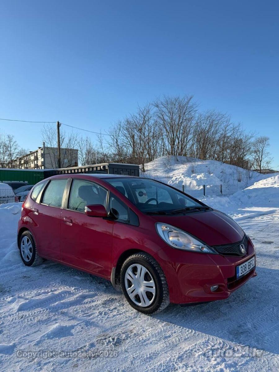 Red Honda Jazz 2011 in Tallinn, with an engine capacity of 1.30 L and mileage of 180 thousand km for 3999 €, photo 2 on AUTOMOTO.COM.LV