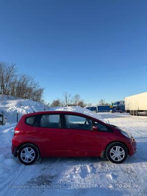 Red Honda Jazz 2011 in Tallinn, with an engine capacity of 1.30 L and mileage of 180 thousand km for 3999 €, photo 5 on AUTOMOTO.COM.LV