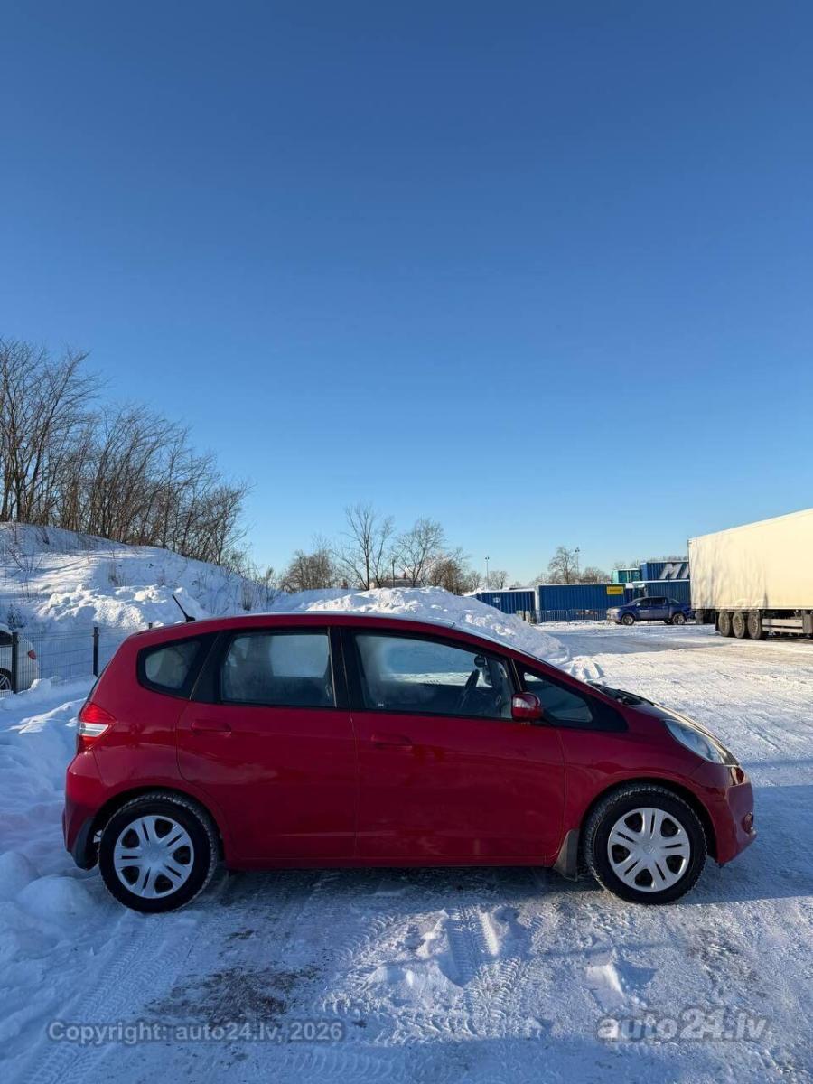 Red Honda Jazz 2011 in Tallinn, with an engine capacity of 1.30 L and mileage of 180 thousand km for 3999 €, photo 5 on AUTOMOTO.COM.LV