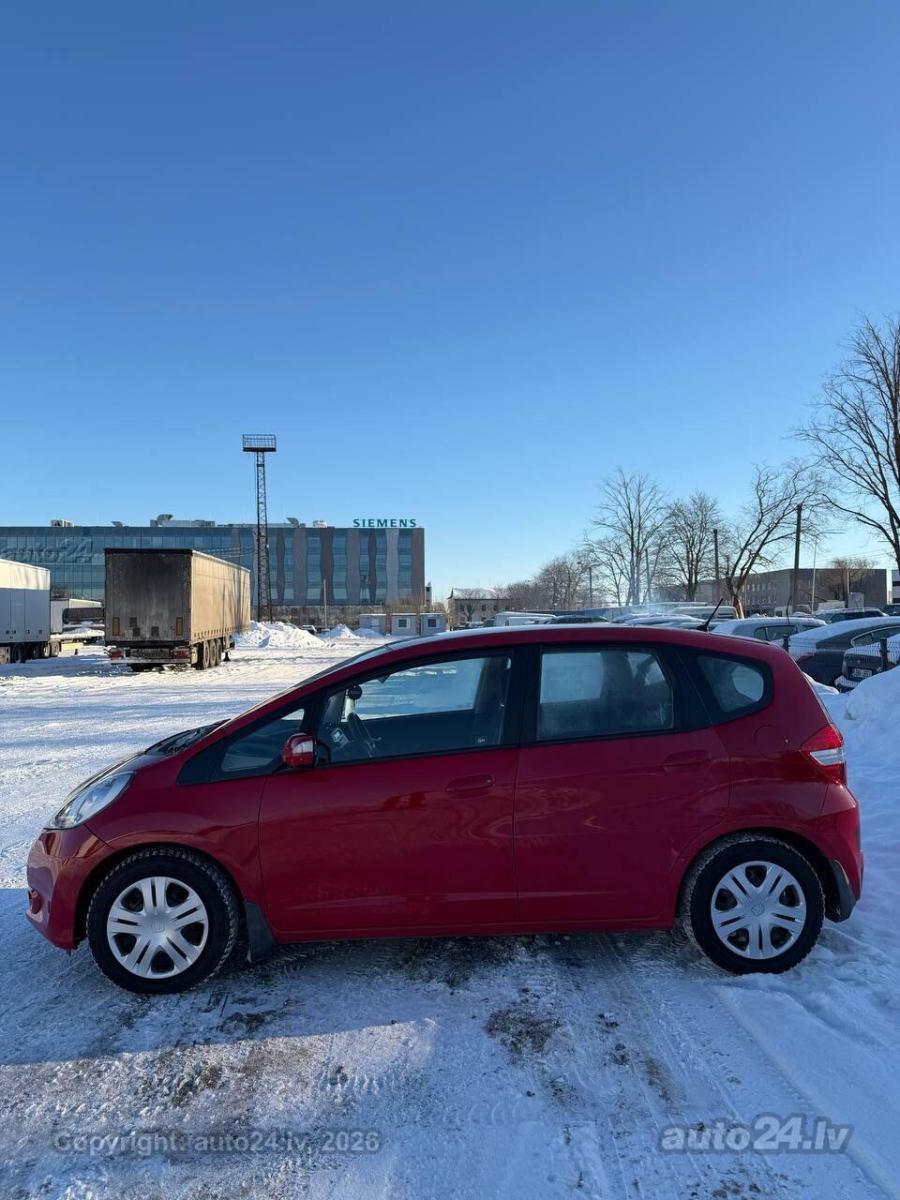 Red Honda Jazz 2011 in Tallinn, with an engine capacity of 1.30 L and mileage of 180 thousand km for 3999 €, photo 6 on AUTOMOTO.COM.LV