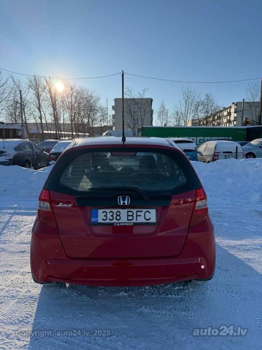 Red Honda Jazz 2011 in Tallinn, with an engine capacity of 1.30 L and mileage of 180 thousand km for 3999 €, photo 8 on AUTOMOTO.COM.LV