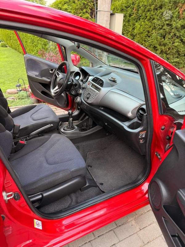 Red Honda Jazz 2011 in Kaunas, with an engine capacity of 1.20 L and mileage of 229 thousand km for 2700 €, photo 8 on AUTOMOTO.COM.LV