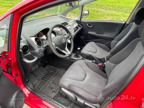 Red Honda Jazz 2011 in Tallinn, with an engine capacity of 1.30 L and mileage of 154 thousand km for 4300 €, photo 8 on AUTOMOTO.COM.LV