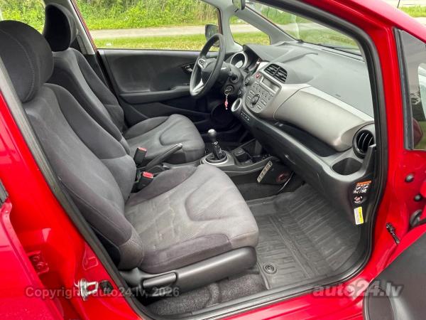 Red Honda Jazz 2011 in Tallinn, with an engine capacity of 1.30 L and mileage of 154 thousand km for 4300 €, photo 9 on AUTOMOTO.COM.LV