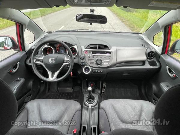 Red Honda Jazz 2011 in Tallinn, with an engine capacity of 1.30 L and mileage of 154 thousand km for 4300 €, photo 10 on AUTOMOTO.COM.LV
