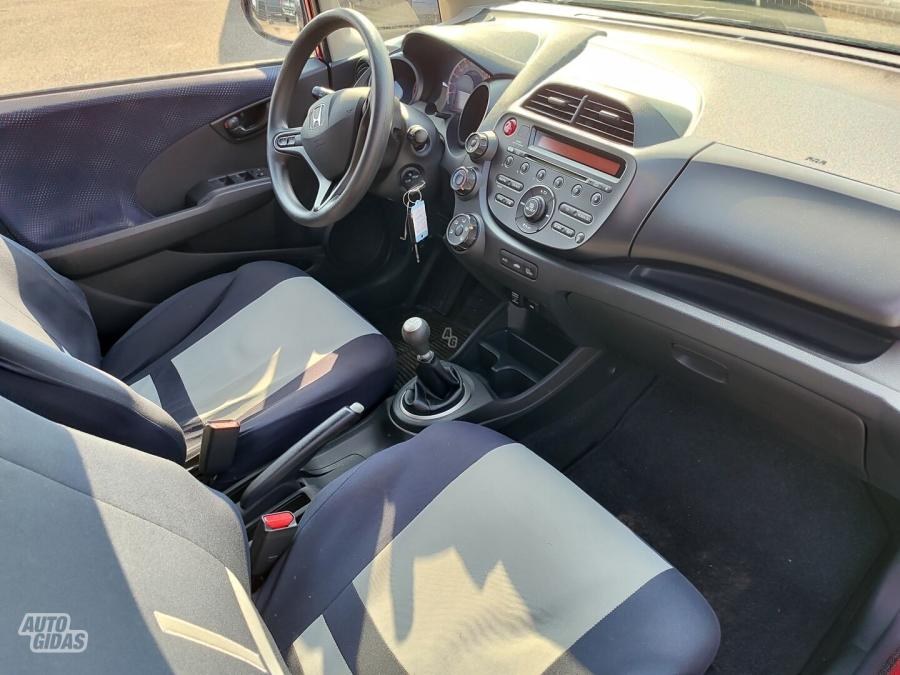 Red Honda Jazz 2012 in Marijampole, with an engine capacity of 1.30 L and mileage of 184 thousand km for 3650 €, photo 7 on AUTOMOTO.COM.LV