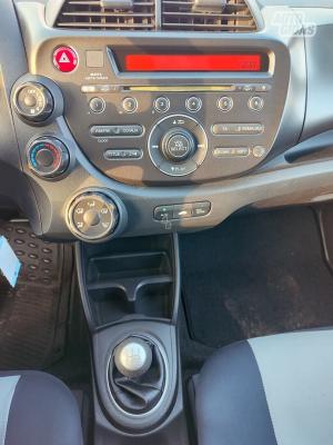 Red Honda Jazz 2012 in Marijampole, with an engine capacity of 1.30 L and mileage of 184 thousand km for 3650 €, photo 9 on AUTOMOTO.COM.LV