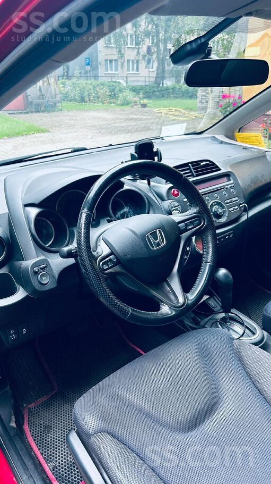 Red Honda Jazz 2012 in Riga, with an engine capacity of 1.40 L and mileage of 165 thousand km for 3390 €, photo 7 on AUTOMOTO.COM.LV