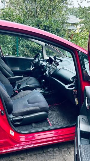 Red Honda Jazz 2012 in Riga, with an engine capacity of 1.40 L and mileage of 165 thousand km for 3390 €, photo 9 on AUTOMOTO.COM.LV