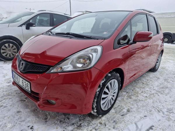 Red Honda Jazz 2013 in Vilnius, with an engine capacity of 1.34 L and mileage of 138 thousand km for 3950 €, photo 1 on AUTOMOTO.COM.LV
