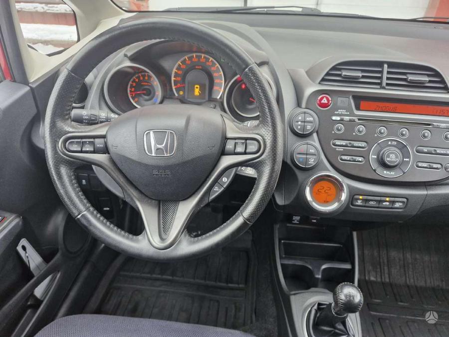 Sarkans Honda Jazz 2013 Viļņa, ar dzinēja tilpumu 1.34 L un nobraukumu 138 tūkst. km par 3950 €, foto 9 vietnē AUTOMOTO.COM.LV
