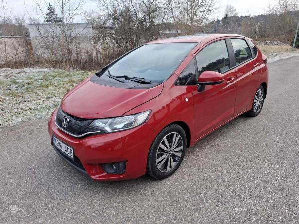 Red Honda Jazz 2015 in Vilnius, with an engine capacity of 1.50 L and mileage of 48 thousand km for 5900 €, photo 1 on AUTOMOTO.COM.LV